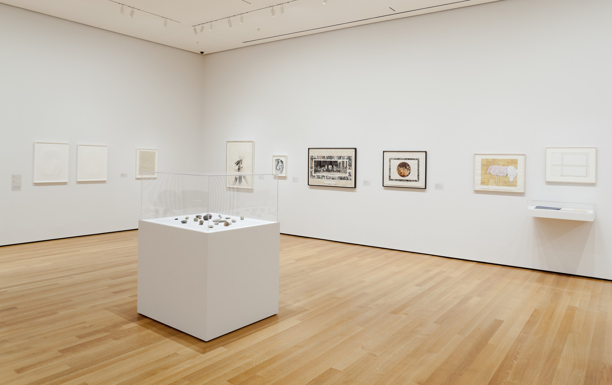 Installation view of the exhibition "Painting and Sculpture Changes ...