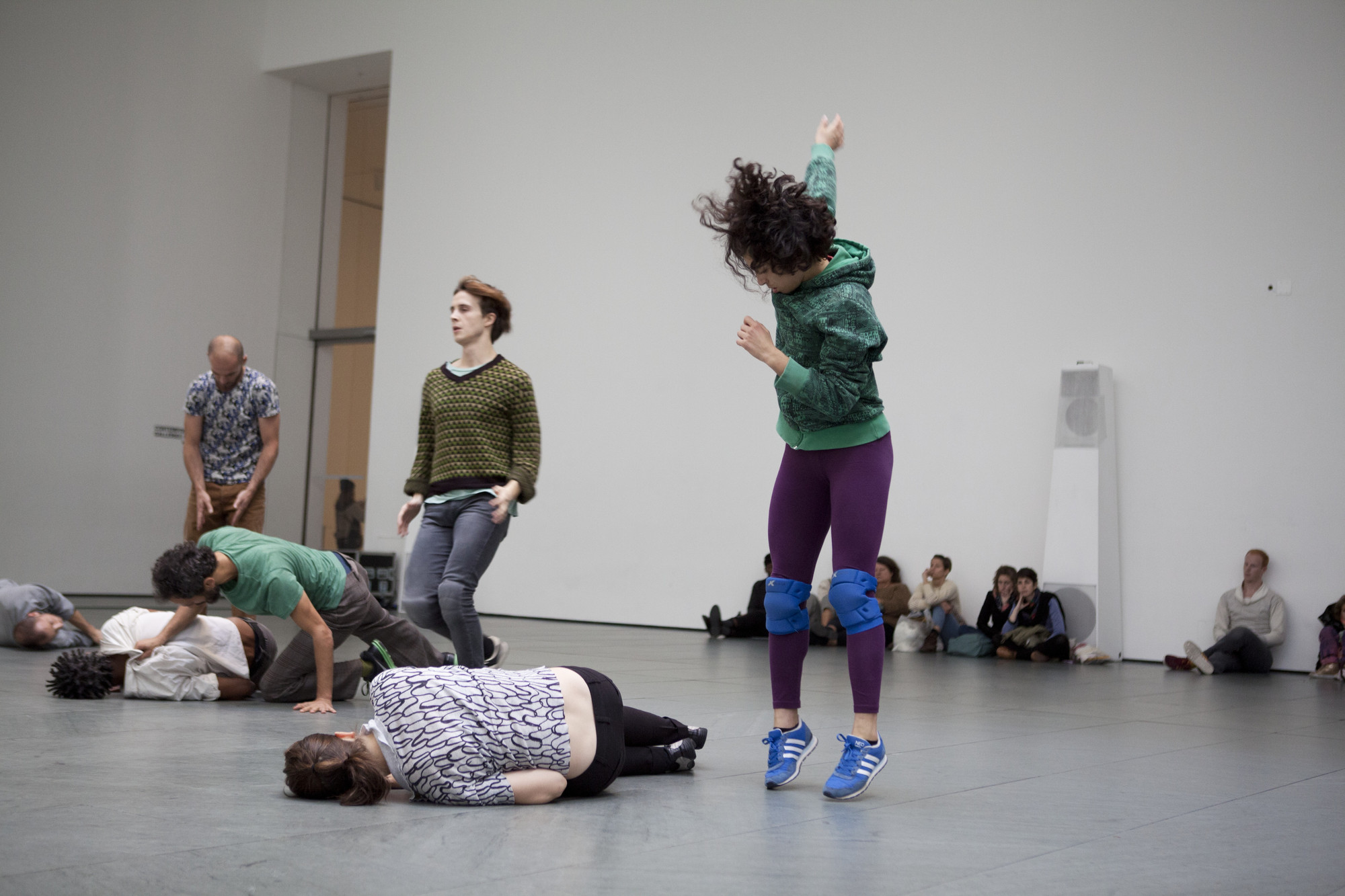 View of the performance, "Levée des conflits extended / Suspension of ...