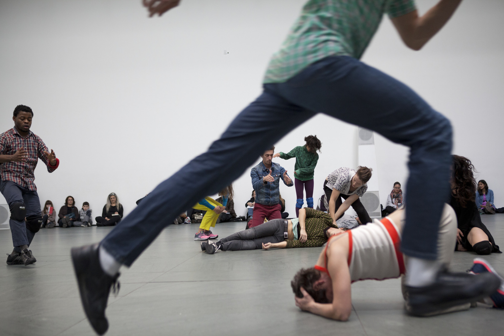 View of the performance, "Levée des conflits extended / Suspension of ...