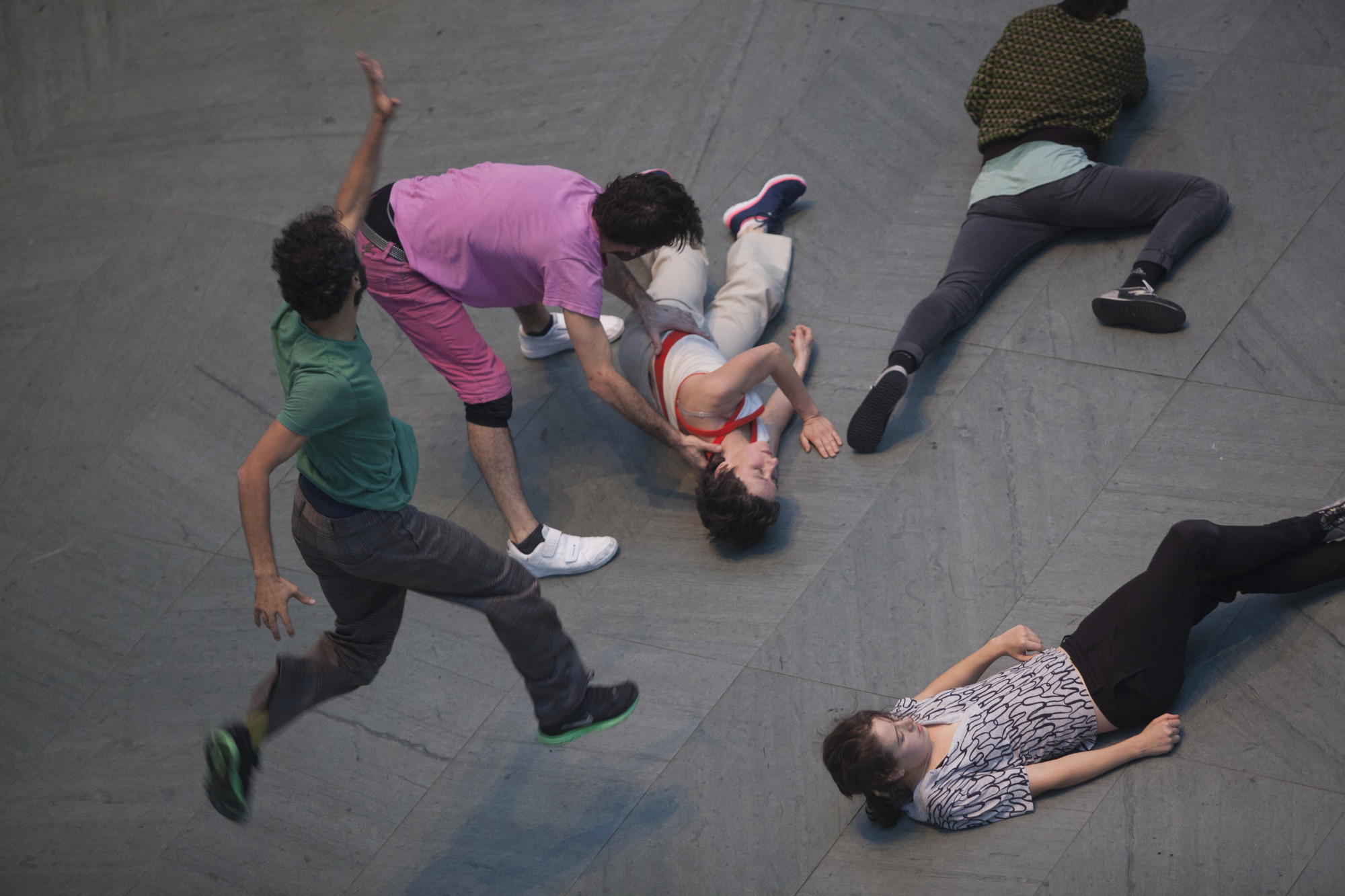 View of the performance, "Levée des conflits extended / Suspension of ...