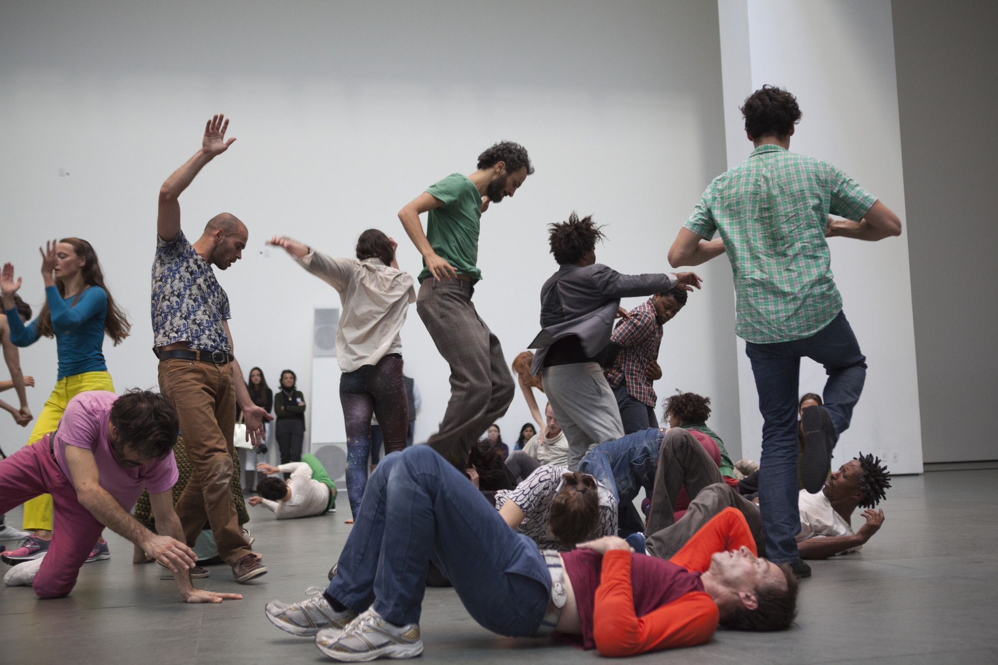 View of the performance, "Levée des conflits extended / Suspension of ...