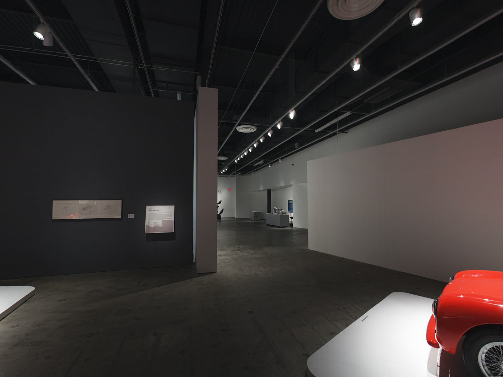 Installation view of the exhibition "AUTObodies: speed, sport ...
