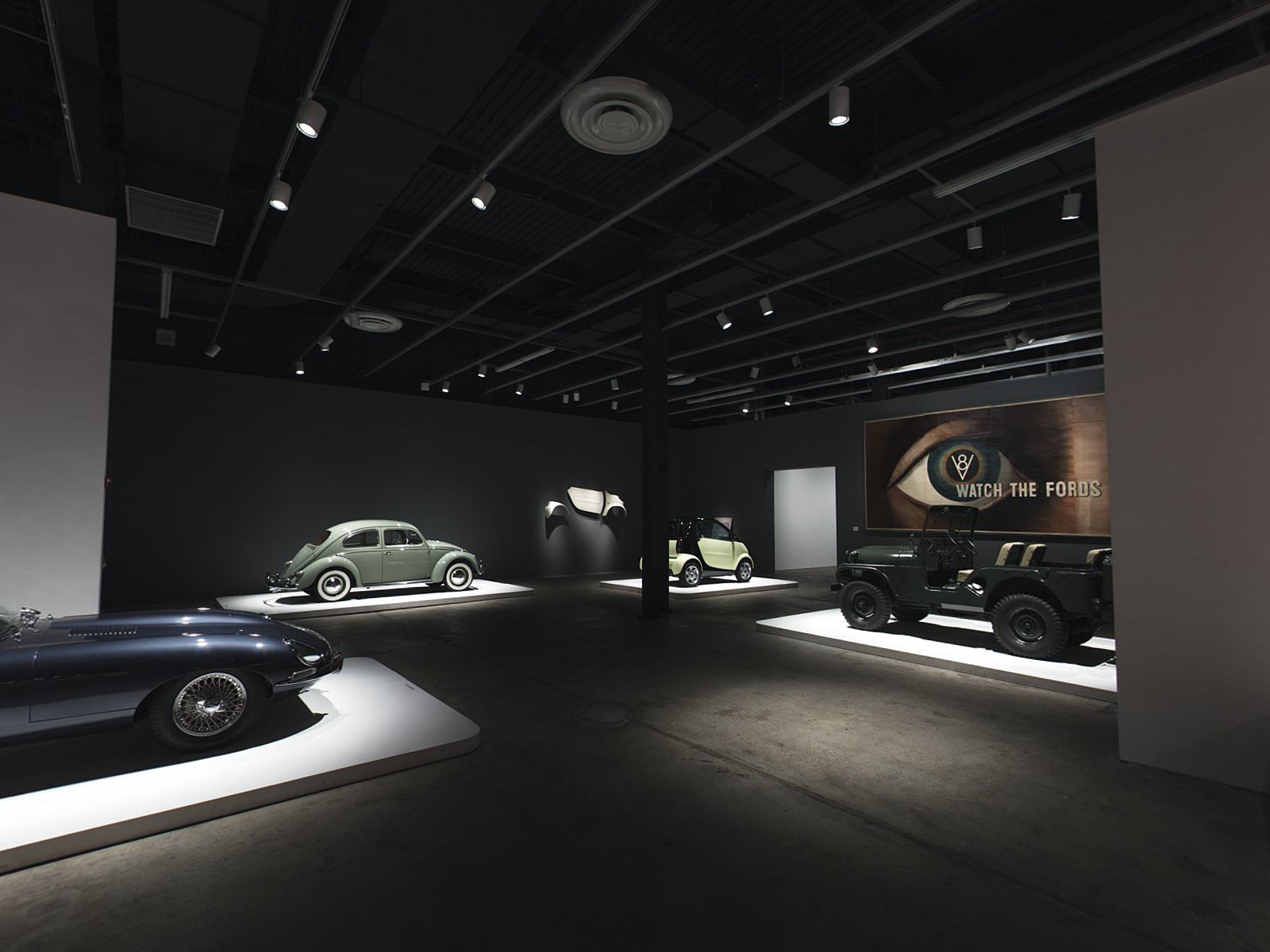 Installation view of the exhibition "AUTObodies: speed, sport ...
