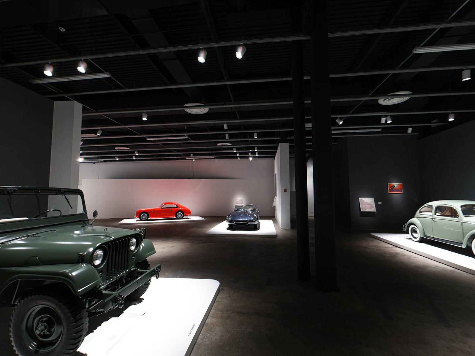 Installation view of the exhibition "AUTObodies: speed, sport ...