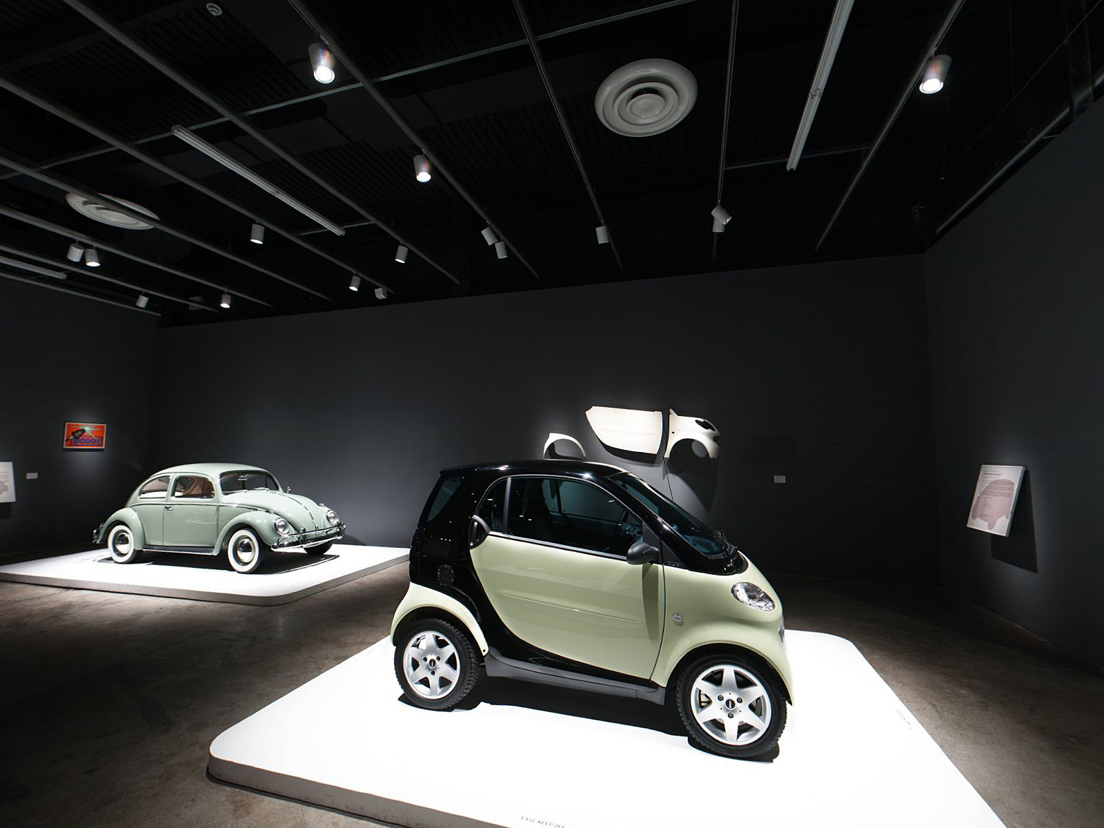 Installation view of the exhibition "AUTObodies: speed, sport ...
