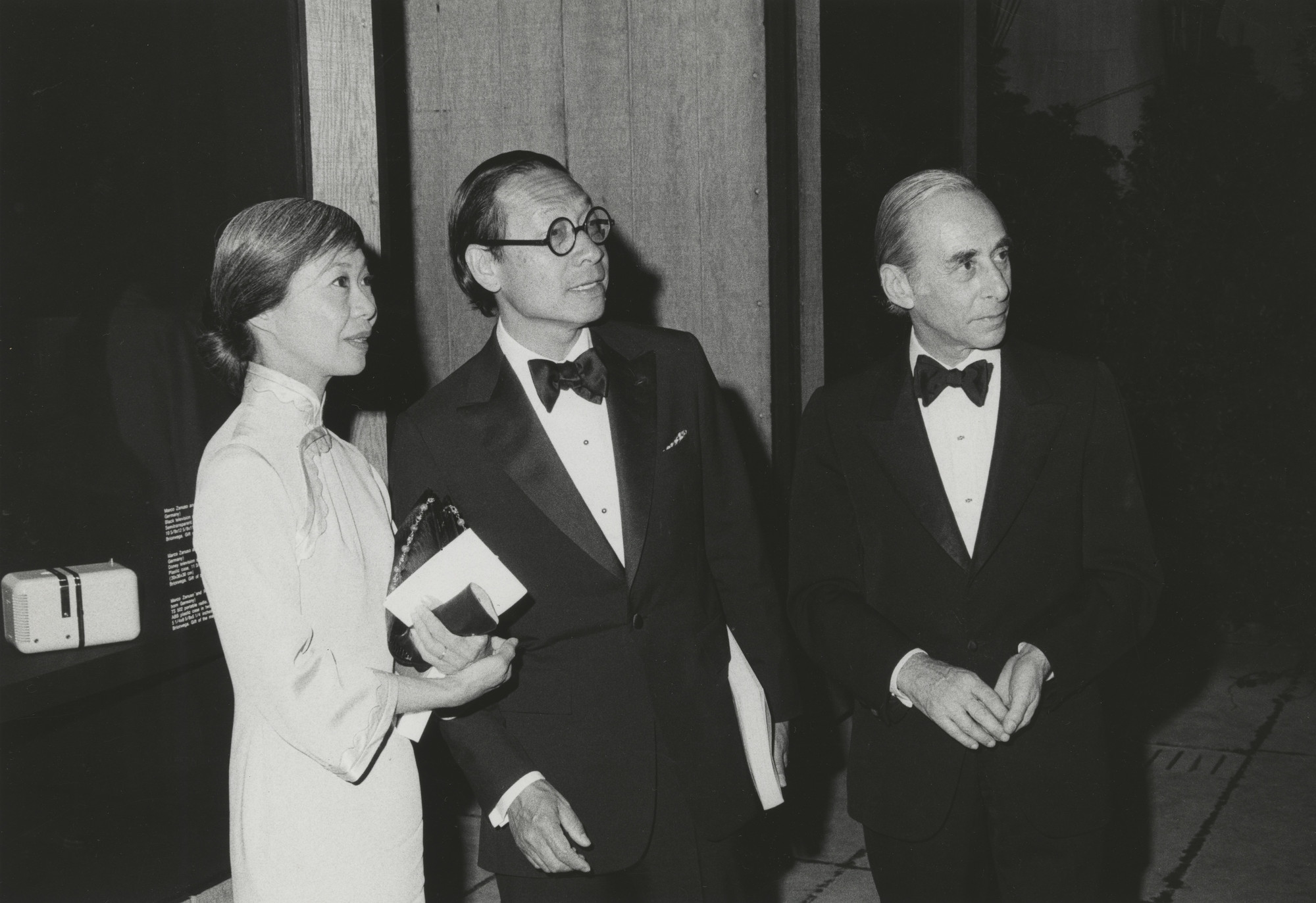 I.M. Pei with wife Eileen Woo, far right, Leo Castelli, at the opening ...