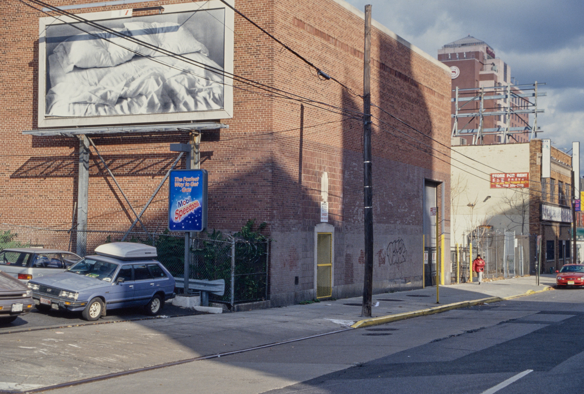 Installation view of "Untitled" by Felix Gonzalez-Torres in the ...