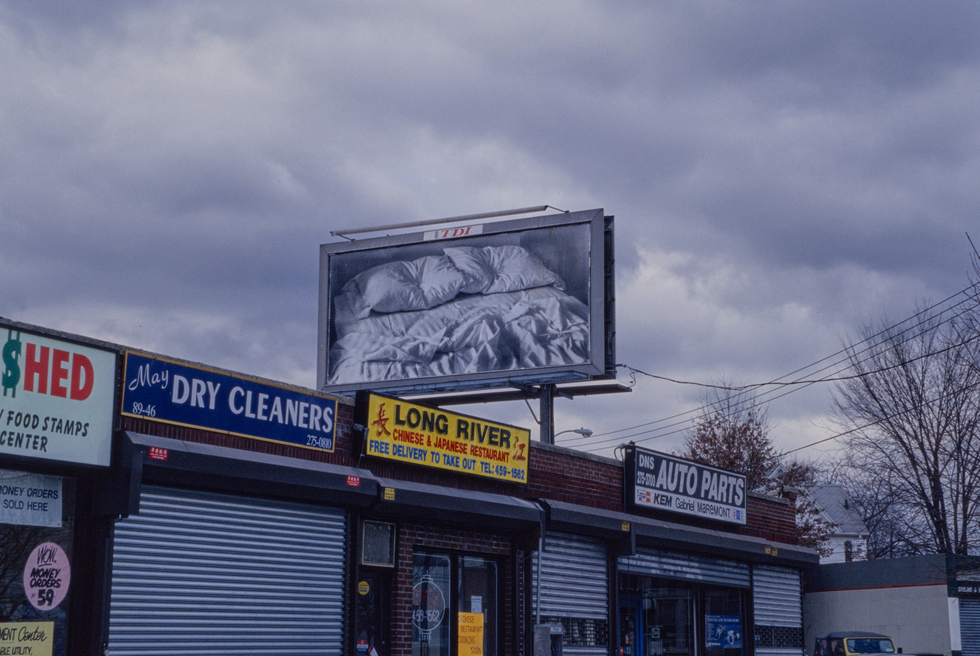 Installation view of "Untitled" by Felix Gonzalez-Torres in the ...