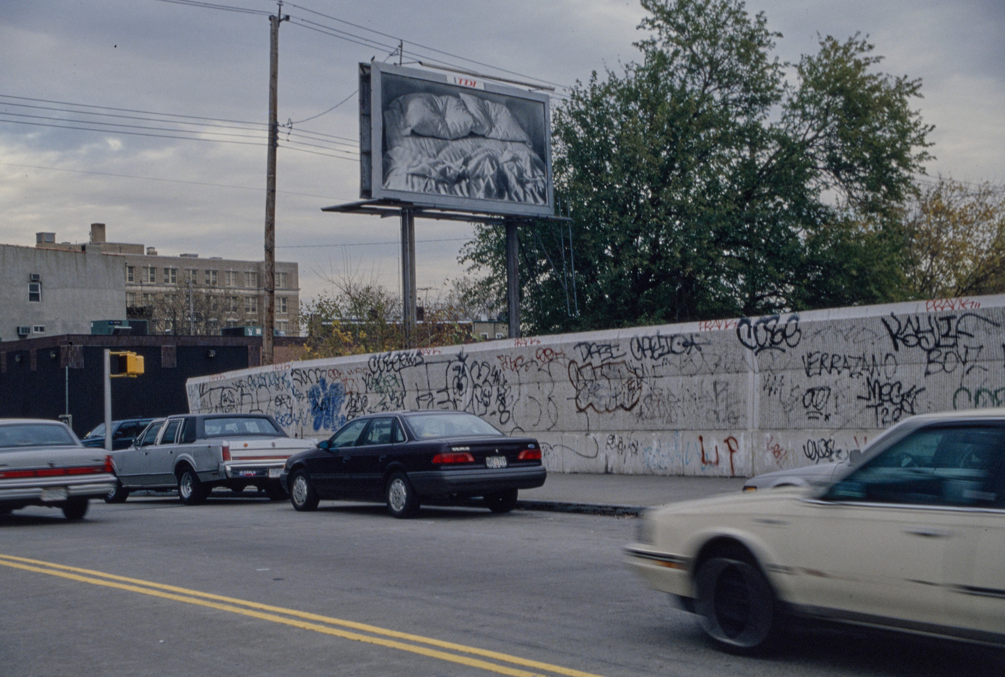 Installation view of "Untitled" by Felix Gonzalez-Torres in the ...