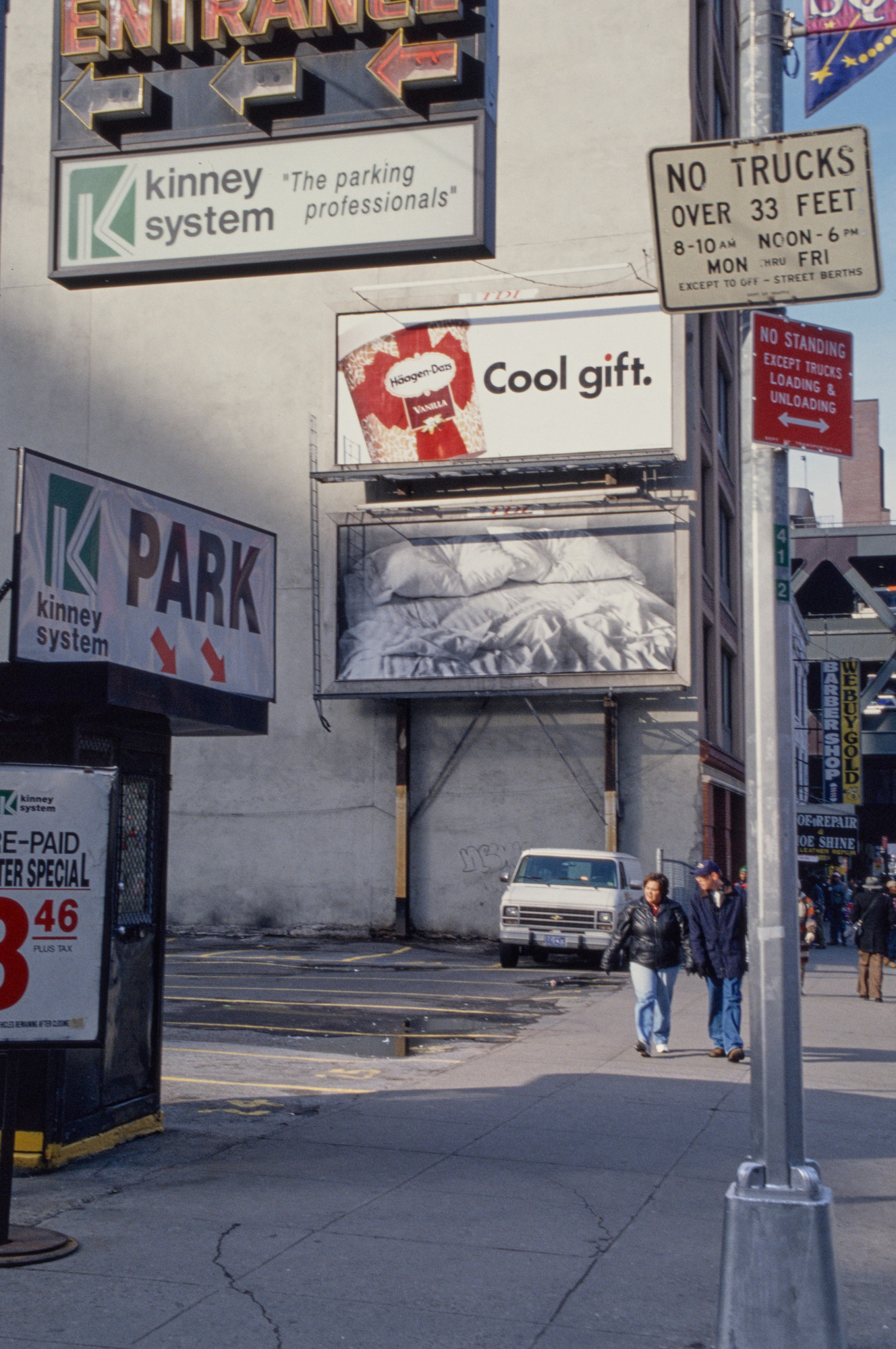Installation view of "Untitled" by Felix Gonzalez-Torres in the ...