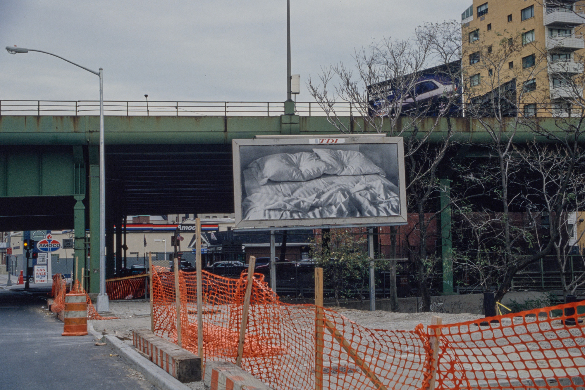Installation view of "Untitled" by Felix Gonzalez-Torres in the ...
