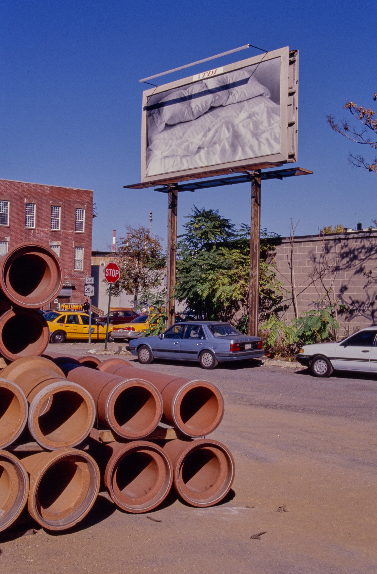 Installation view of "Untitled" by Felix Gonzalez-Torres in the ...