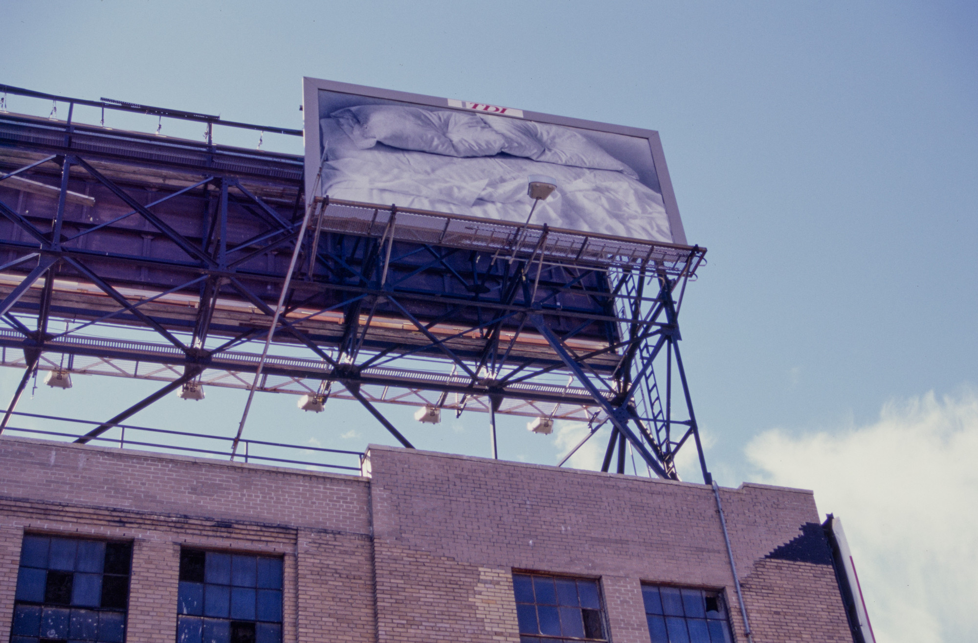 Installation view of "Untitled" by Felix Gonzalez-Torres in the ...
