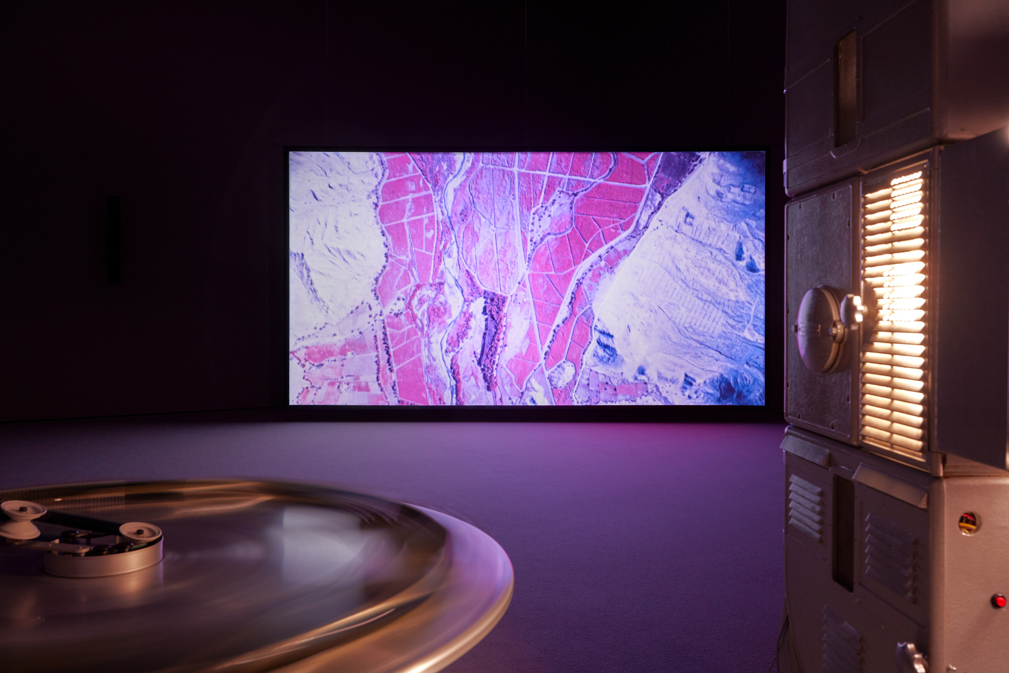 Installation view of the gallery "Rosa Barba’s Aggregate States of ...