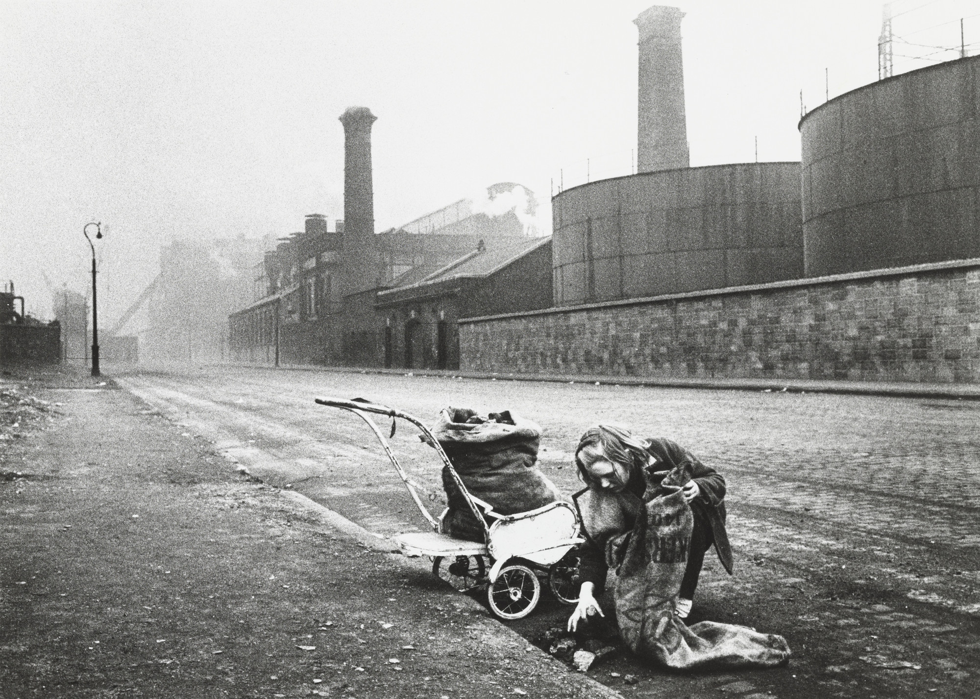 Fergus Bourke. Pickaroon, Dublin. 1966 | MoMA