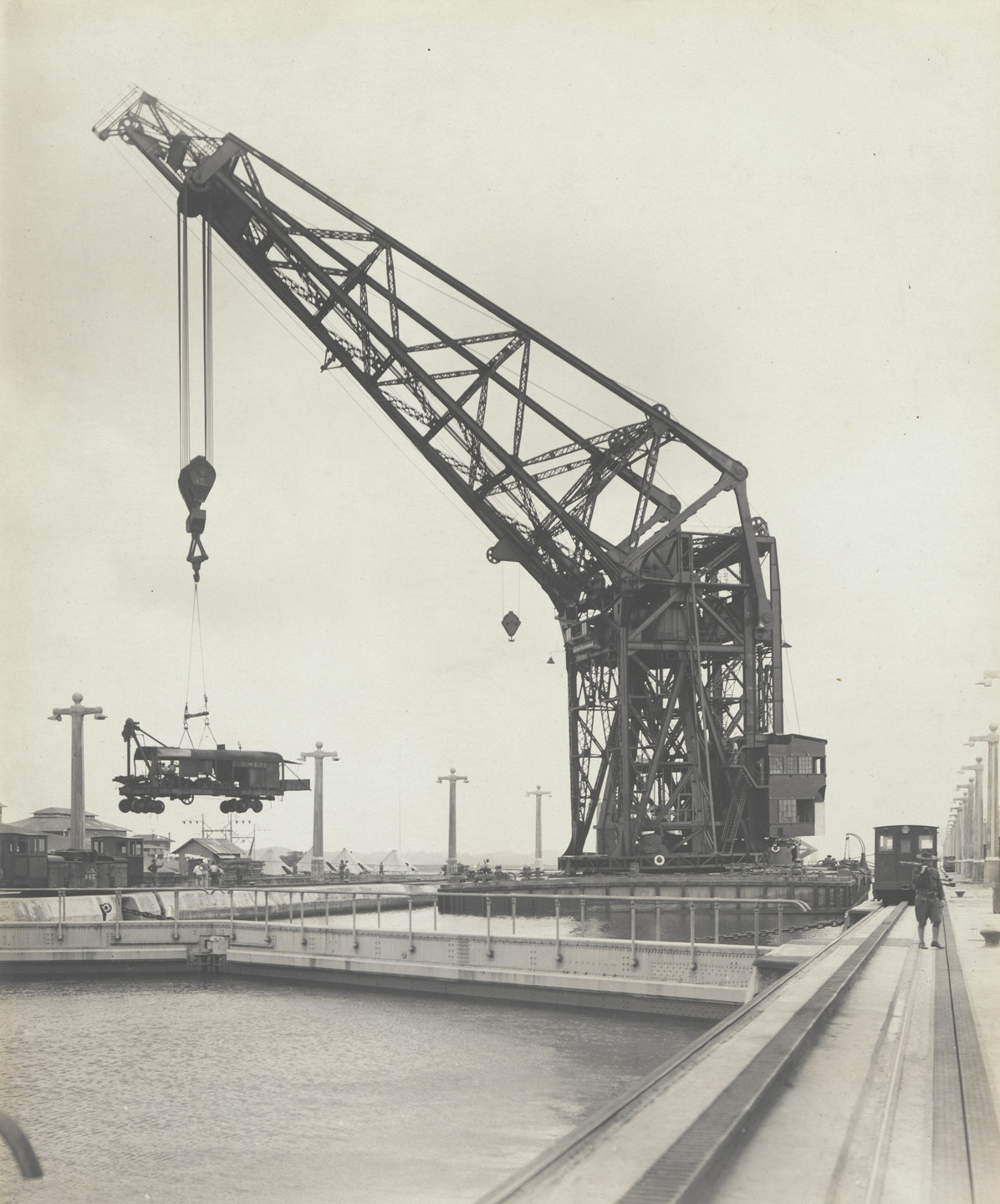 Unidentified photographer. Floating crane "Hercules" transferring ...