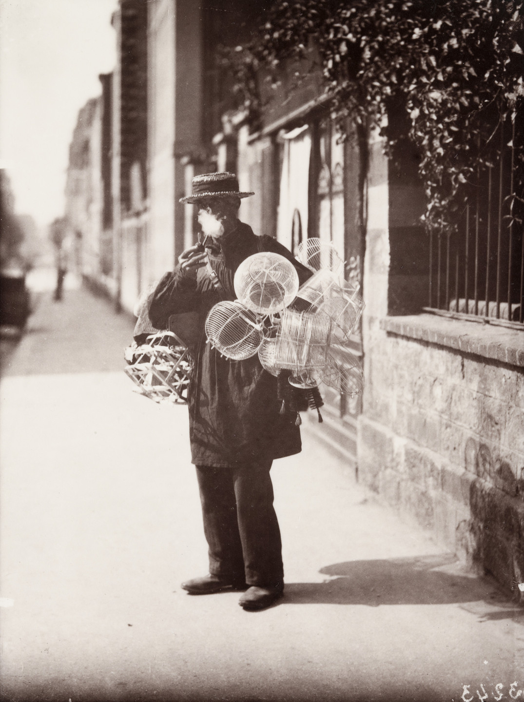 Eugène Atget. Marchand de paniers en fil de fer. 1899-1900 | MoMA