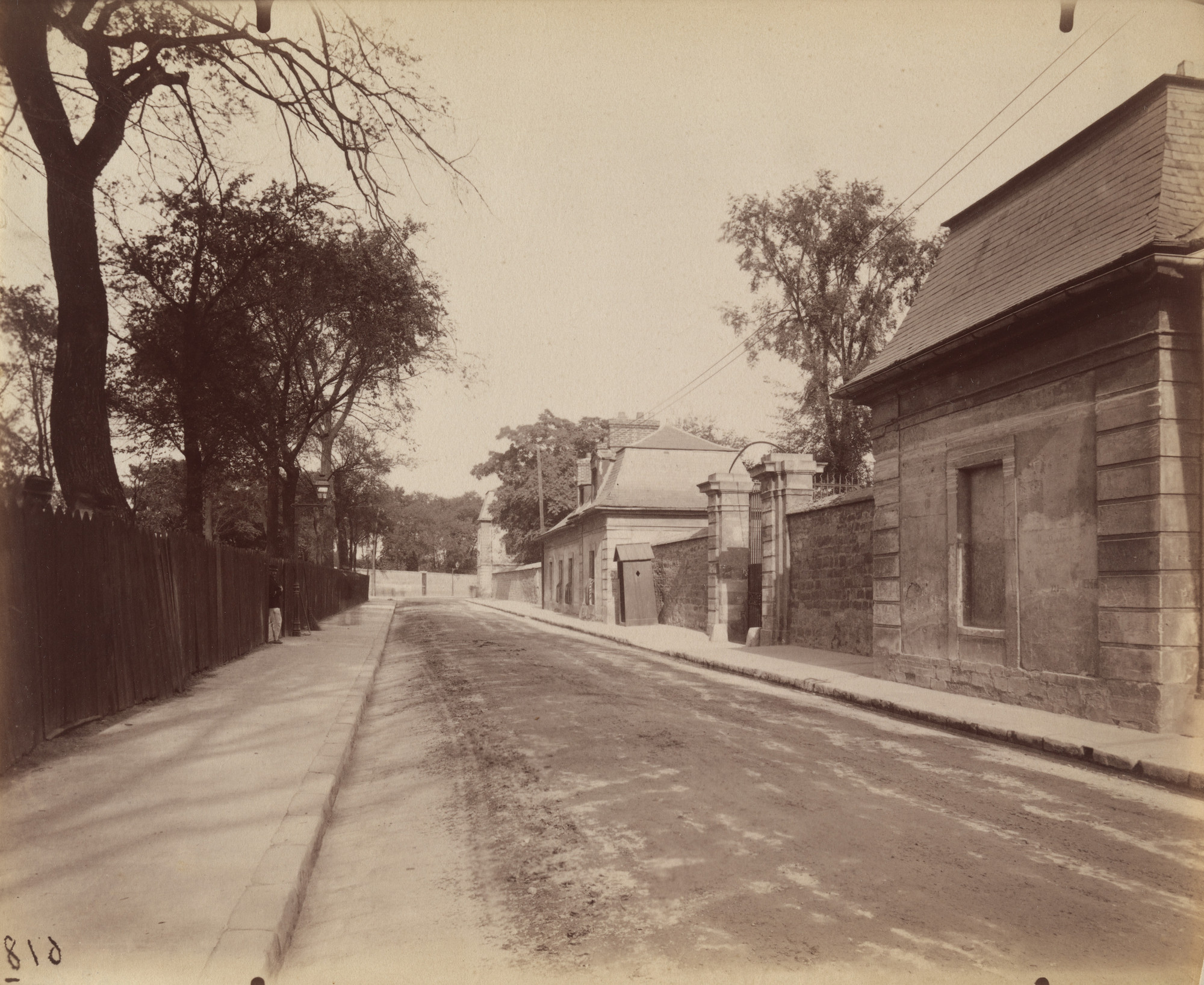 Eugène Atget. Courbevoie. Entrée des Casernes de Louis XV. 1901 | MoMA