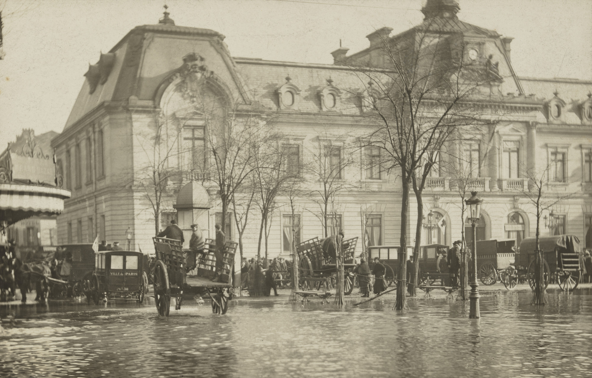 Unidentified photographer. Inondation, Charcuterie Toutin,117, rue de ...