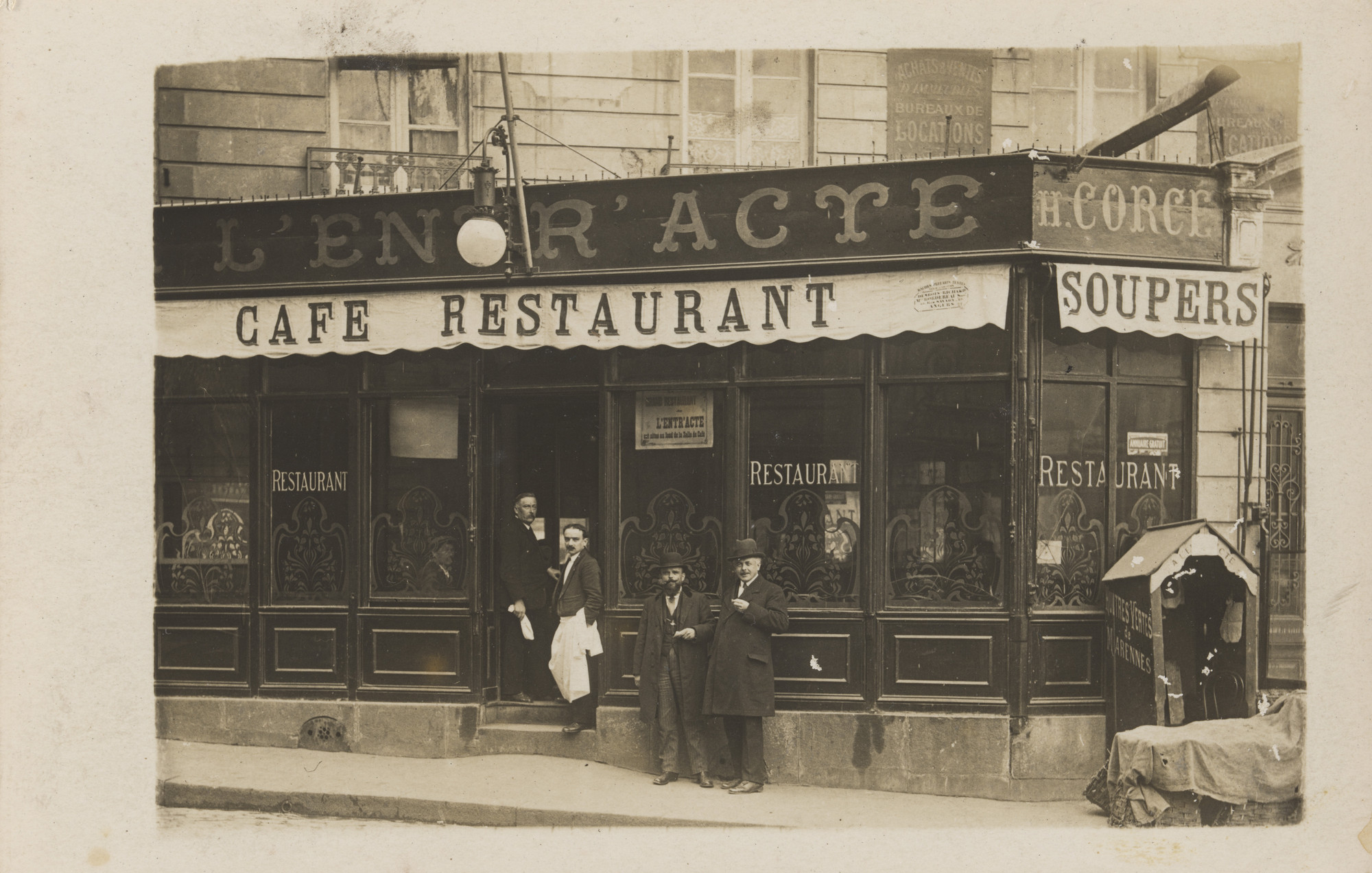 Unidentified photographer. L’entracte, Paris. c. 1907 | MoMA