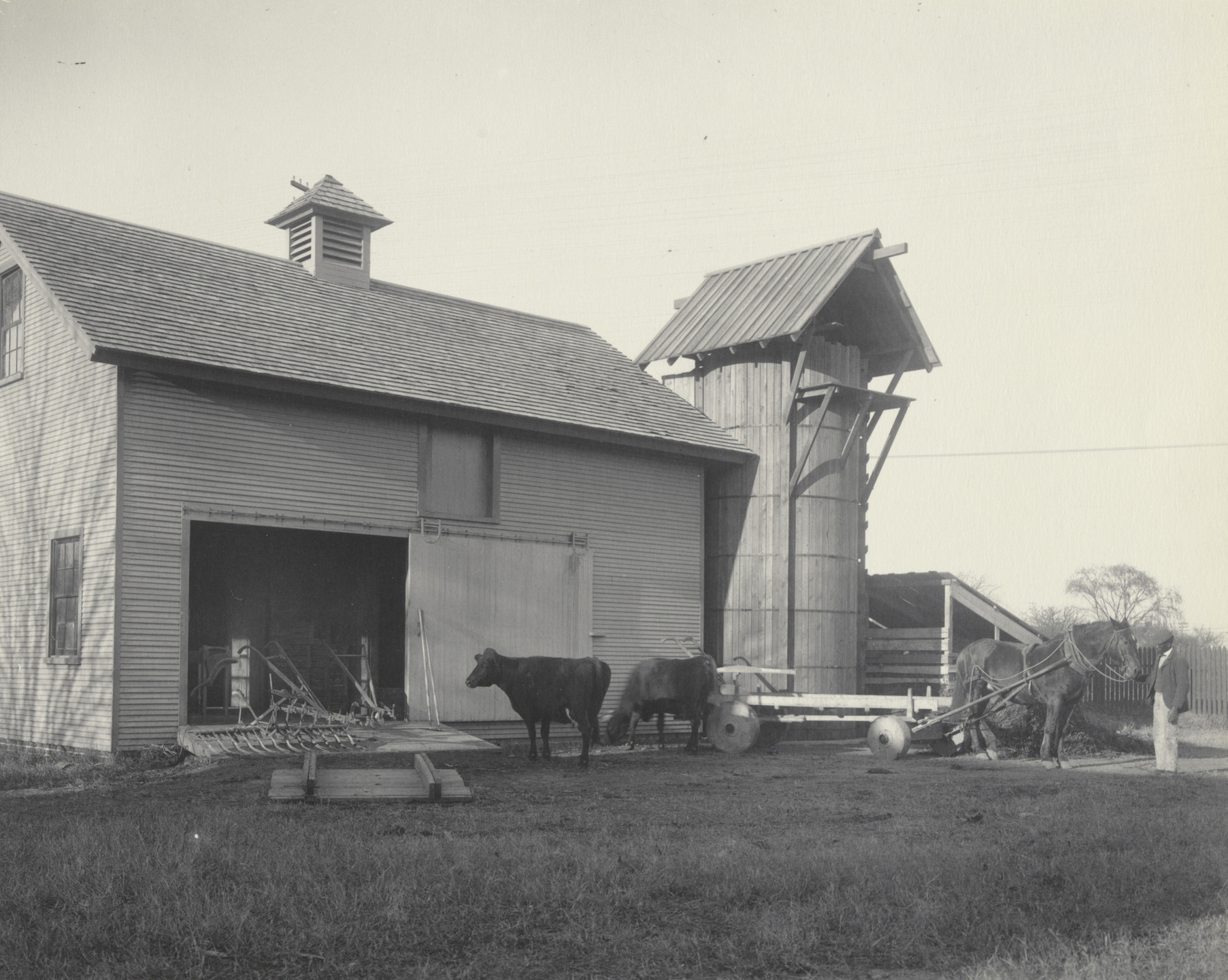 Frances Benjamin Johnston. Model barn at Hampton with simple silo. 1899 ...
