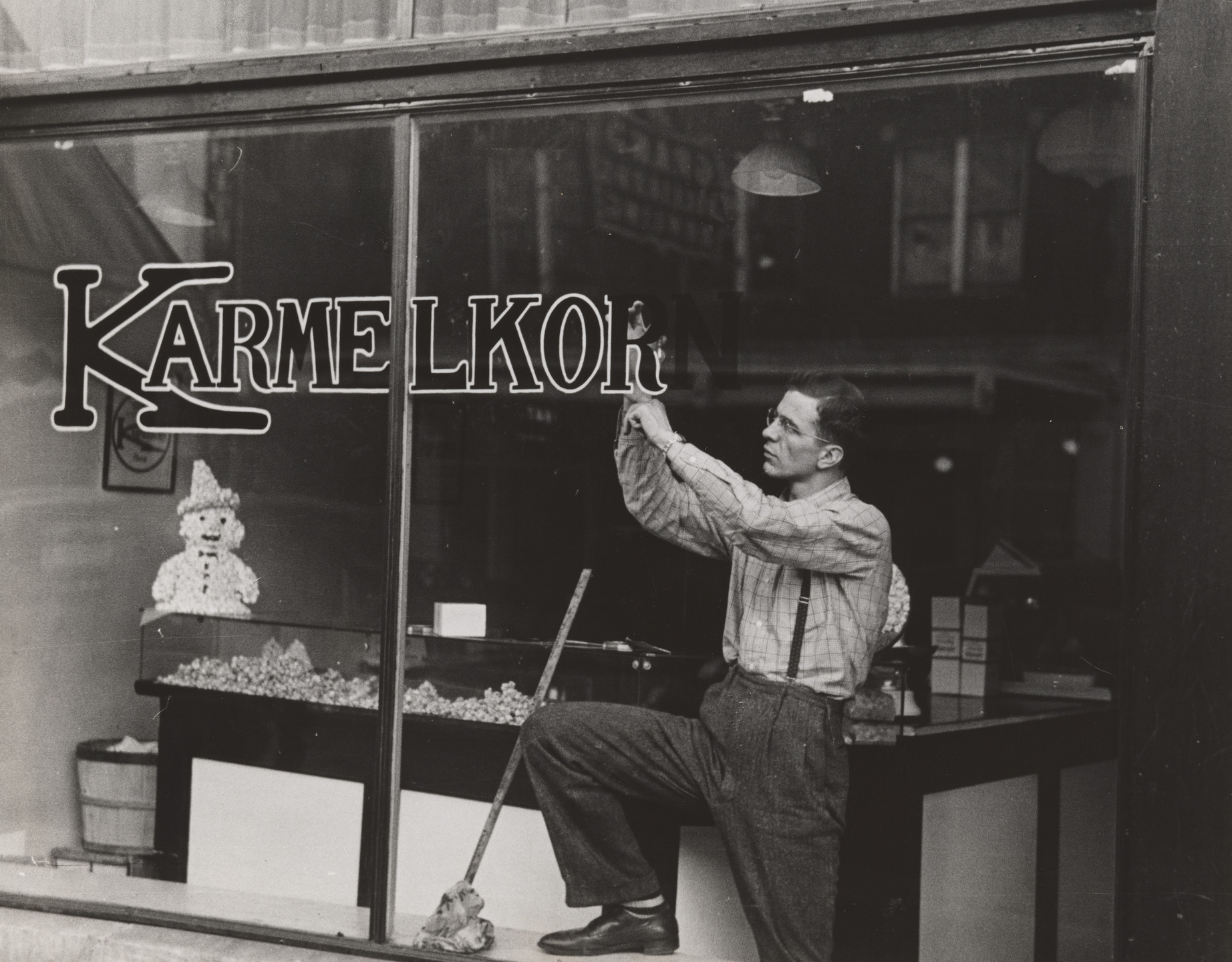 Russell Lee. Sign Painter, Sioux City, Iowa. 1936 | MoMA